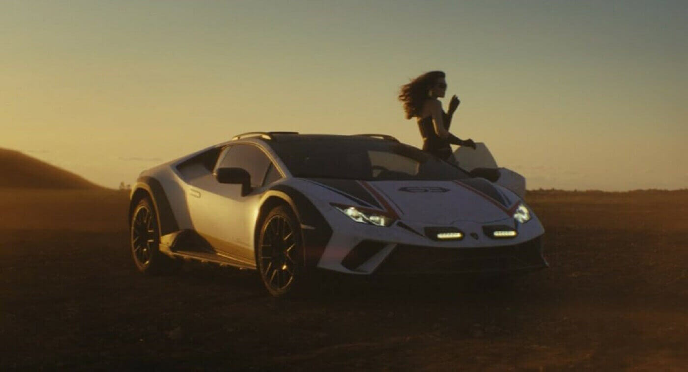 Το κοινό περνάει γενεές 14 τη Lambo για τη διαφήμιση της Sterrato ...