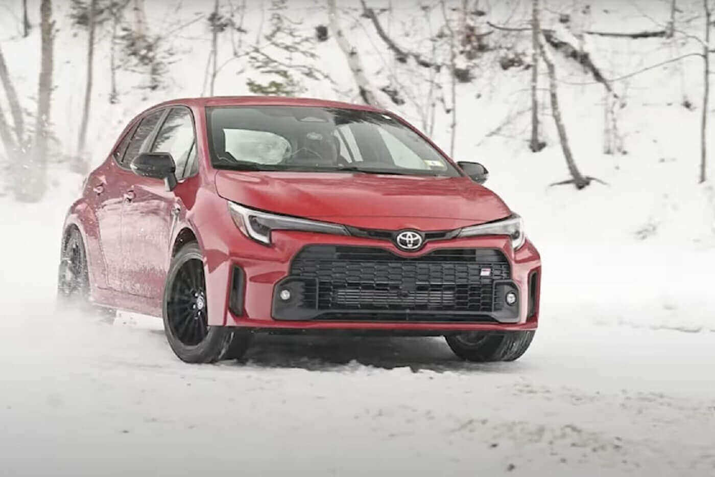 Πώς driftάρει η GR Corolla σε μια χιονισμένη ειδική διαδρομή; (vid ...