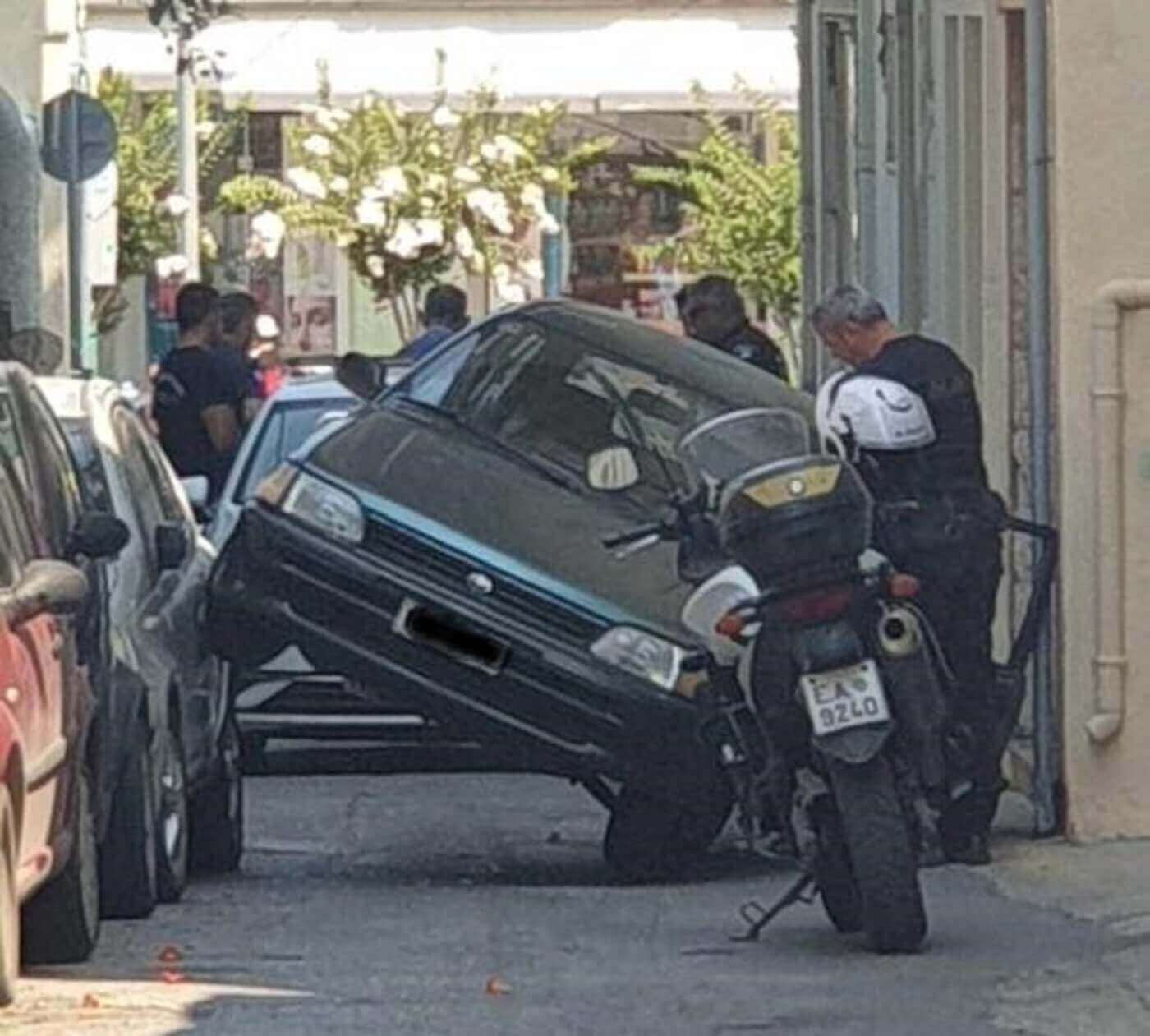 Κοπέλι το παρακάνει με τσι ρακιές κι αρχίζει αυτοκινητο-ζεμπεκιές ...